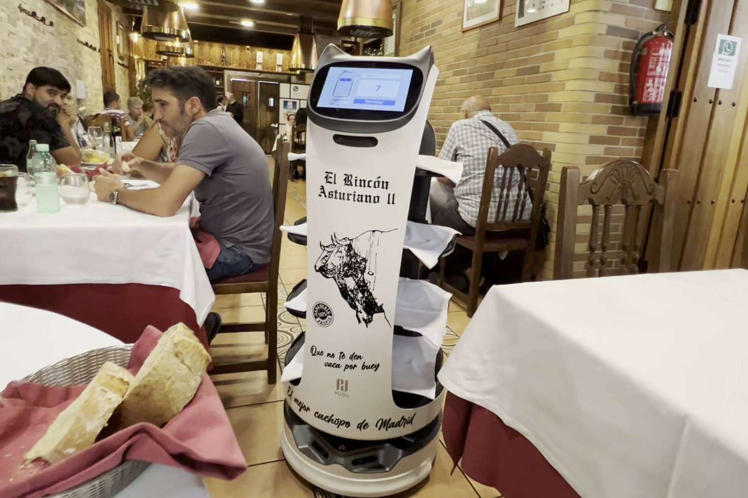 Rentabilidad y eficiencia con el robot camarero para restaurantes