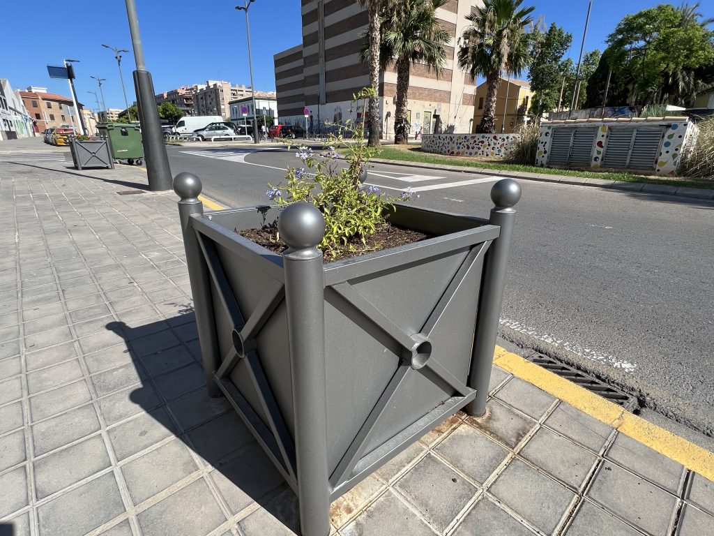 Manises se embellece y protege con 35 nuevas jardineras en su avenida ... Manises se embellece y protege con 35 nuevas jardineras en su avenida ...