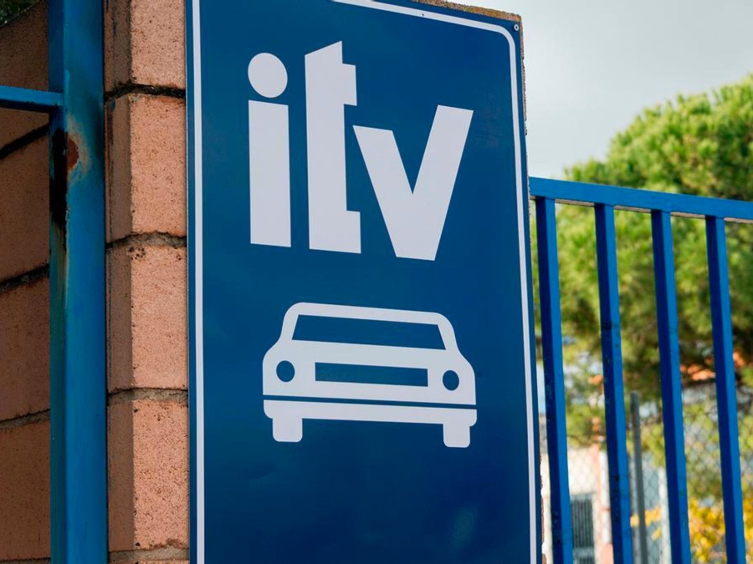 ¡Alerta conductores! En 2024 la DGT dice adiós a las etiquetas ITV ...