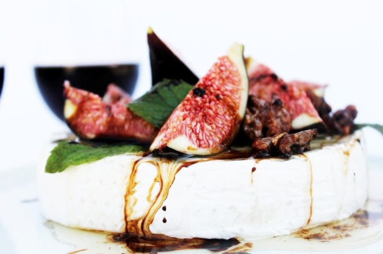 Delicioso y sofisticado entrante de queso brie con miel de higos y ...