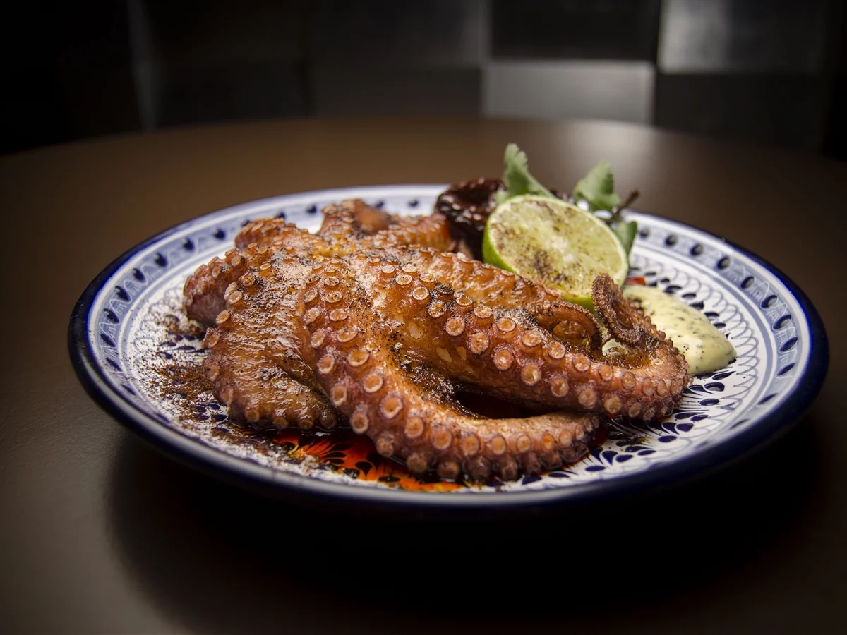 En solo 10 minutos, este pulpo gallego frito te convierte en chef Michelin